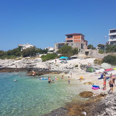 Zecevo beach 🏖️ Zecevo Rogoznicko, Šibenik-Knin, Hırvatistan - detaylı ...